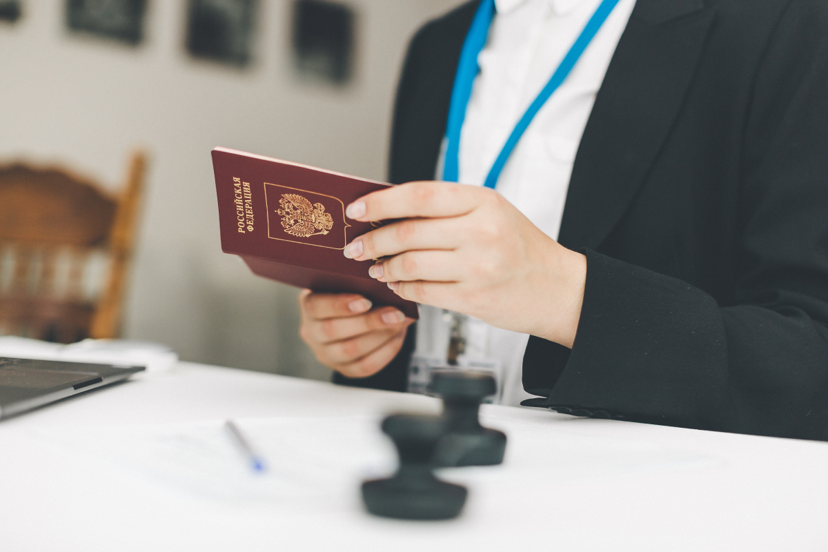 Você sabe qual é a diferença entre deportação e extradição? | Blog Liberfly